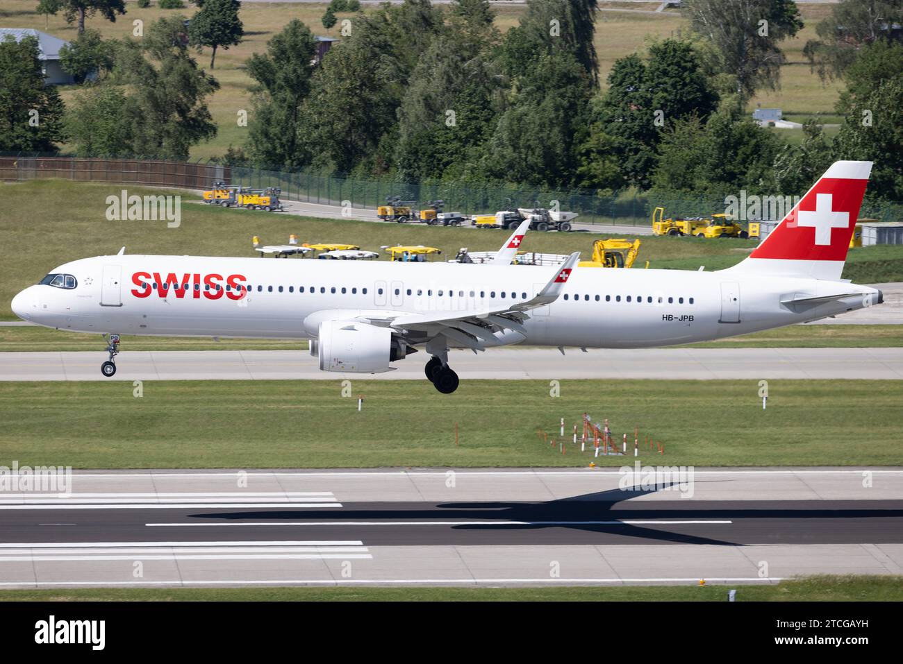 Der Airbus A321-271NX A21N der Fluglinie Swiss LX / SWR mit der ...