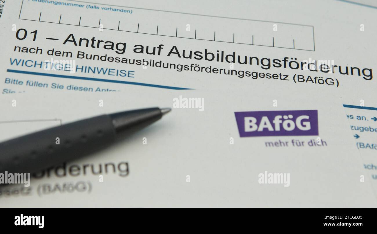 Ein Antrag auf Ausbildungsförderung liegt auf einem Schreibtisch ...