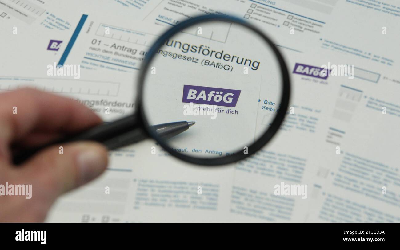 Ein Antrag auf Ausbildungsförderung liegt auf einem Schreibtisch ...