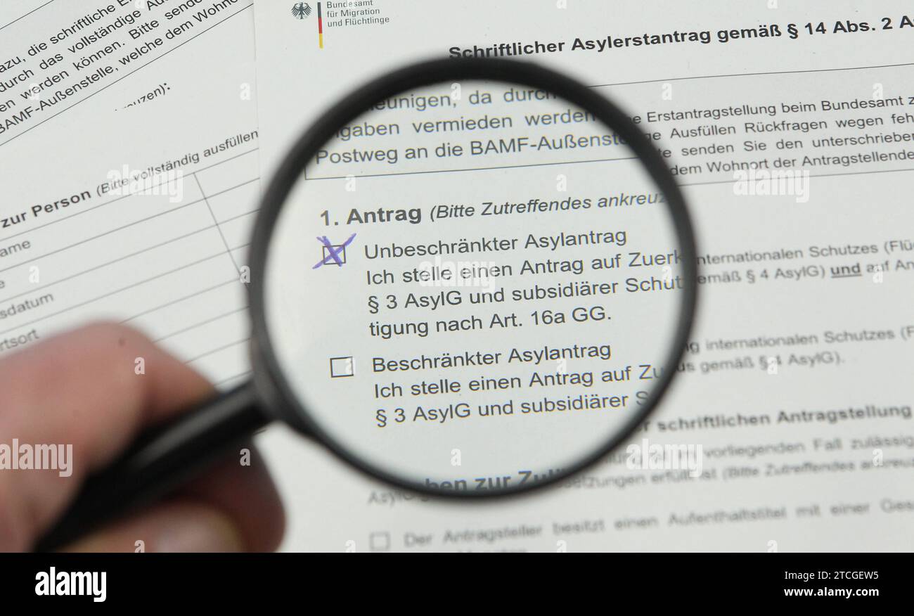 Ein schriftlicher Asylerstantrag liegt auf einem Schreibtisch ...
