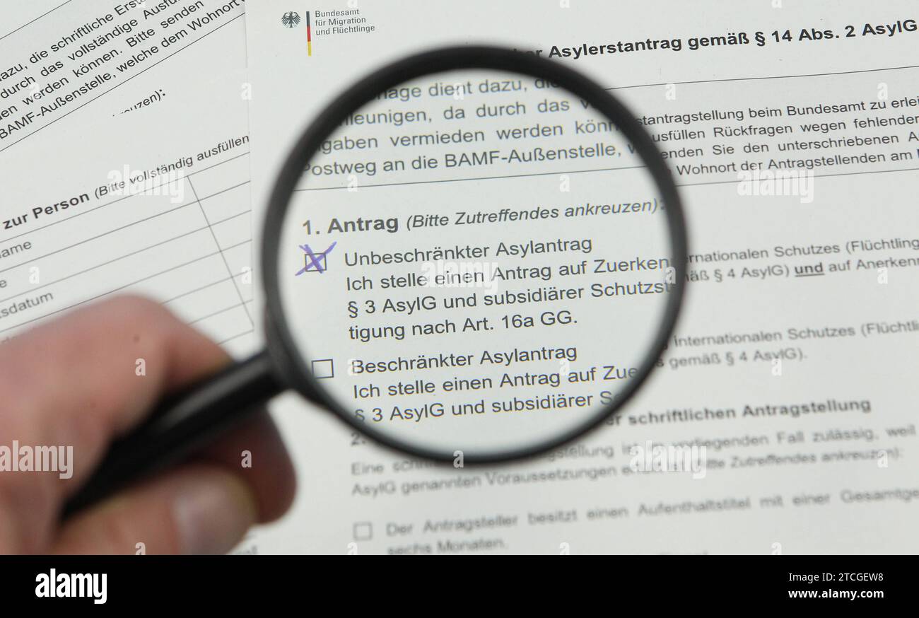 Ein schriftlicher Asylerstantrag liegt auf einem Schreibtisch ...