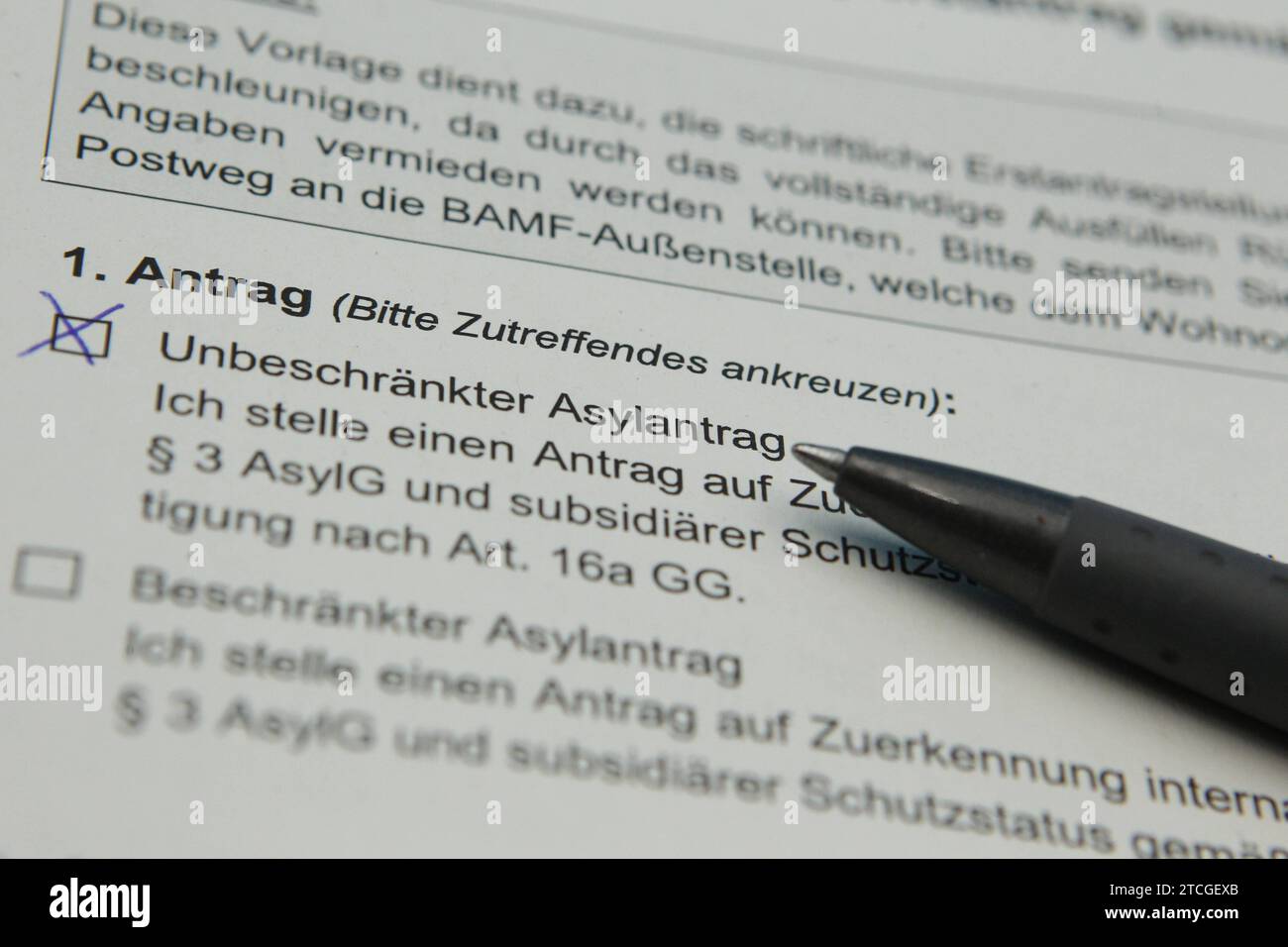 Ein schriftlicher Asylerstantrag liegt auf einem Schreibtisch ...