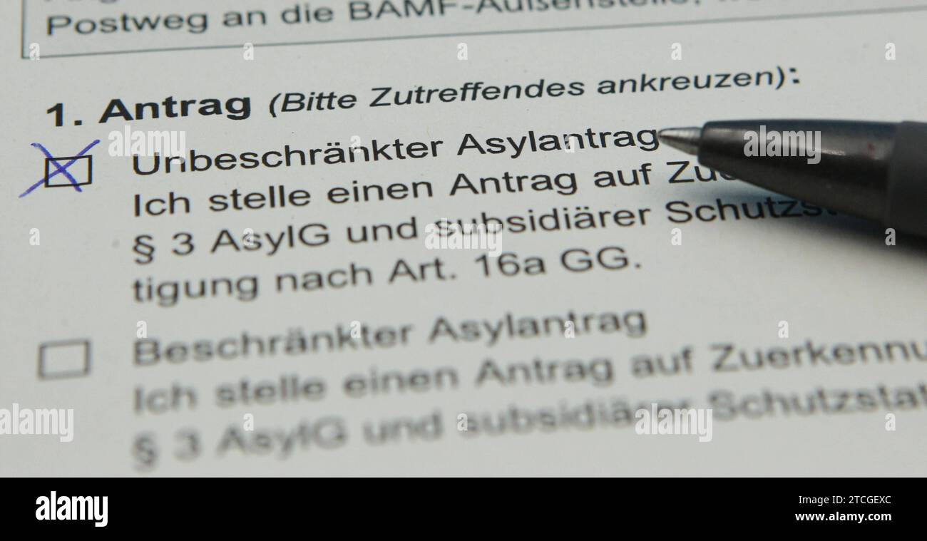 Ein schriftlicher Asylerstantrag liegt auf einem Schreibtisch ...