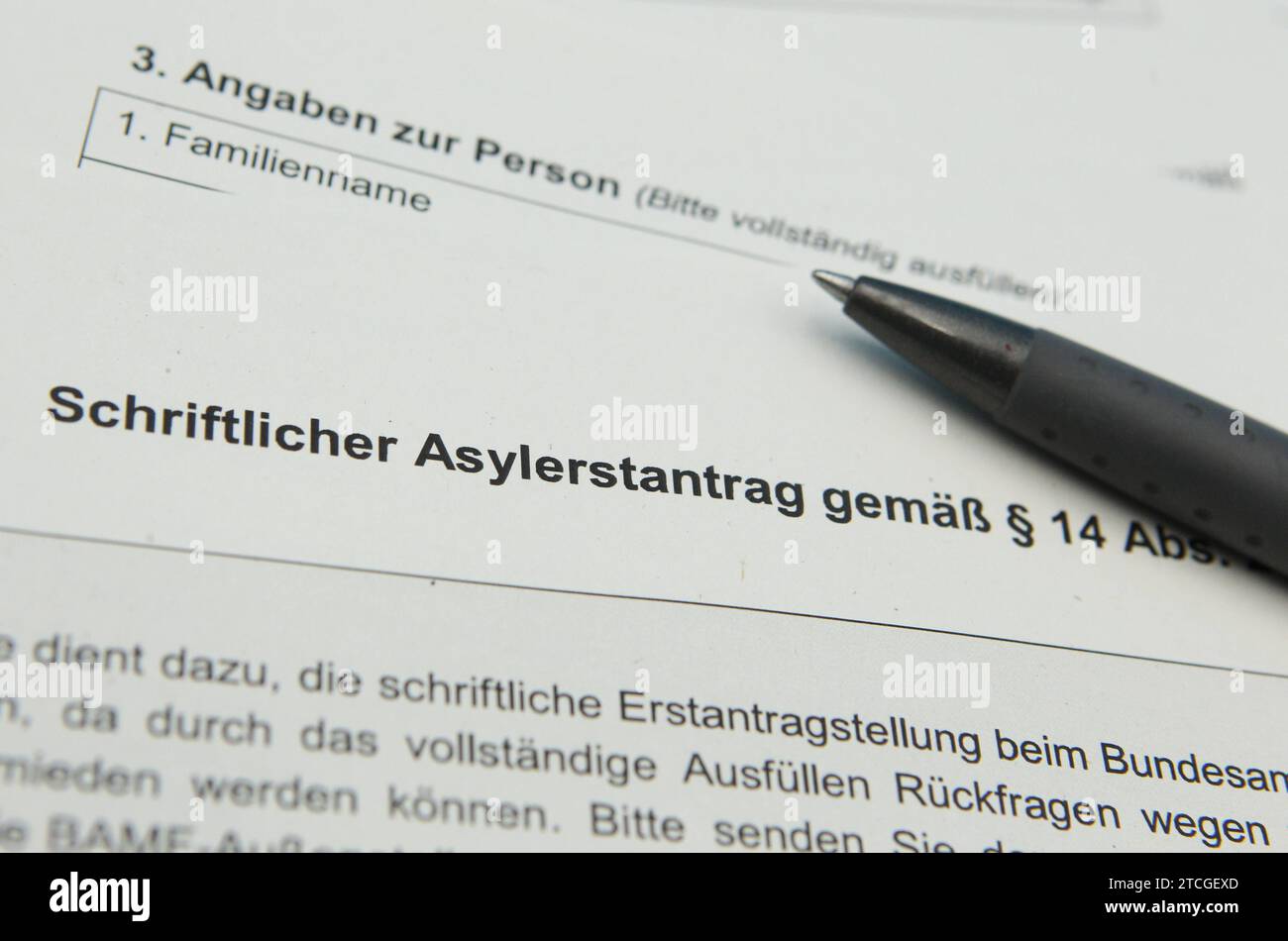 Ein schriftlicher Asylerstantrag liegt auf einem Schreibtisch ...