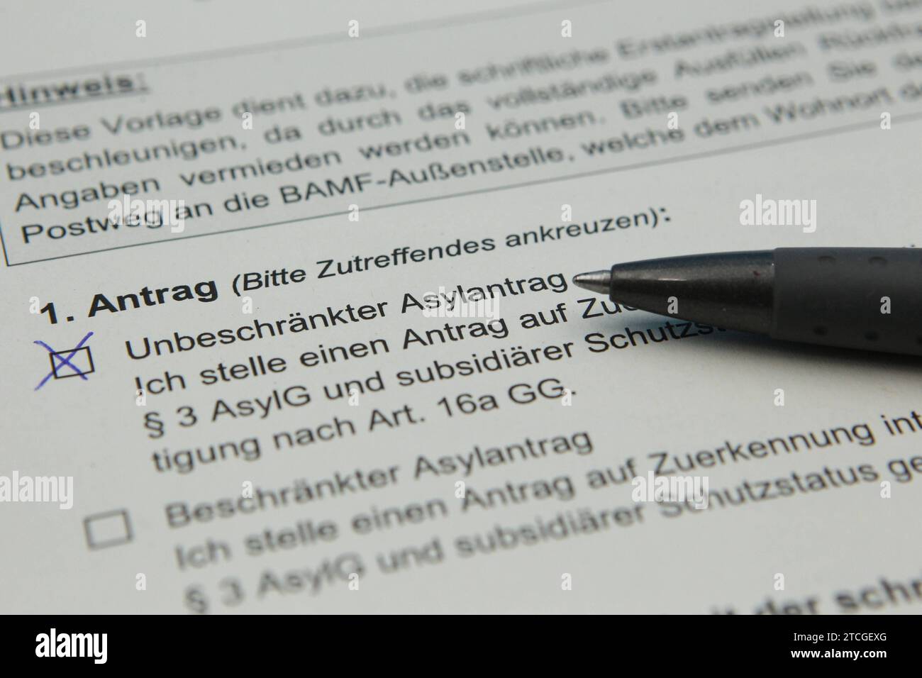 Ein schriftlicher Asylerstantrag liegt auf einem Schreibtisch ...