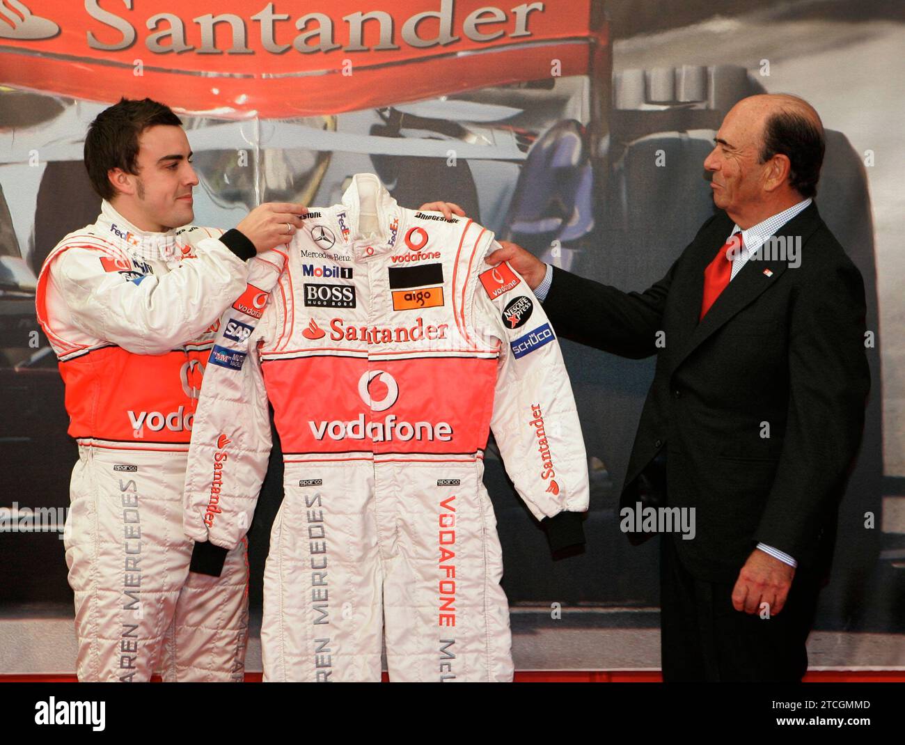 03.10.2007 Santander Fernando Alonso in Santander und Emilio Botin Juan ...