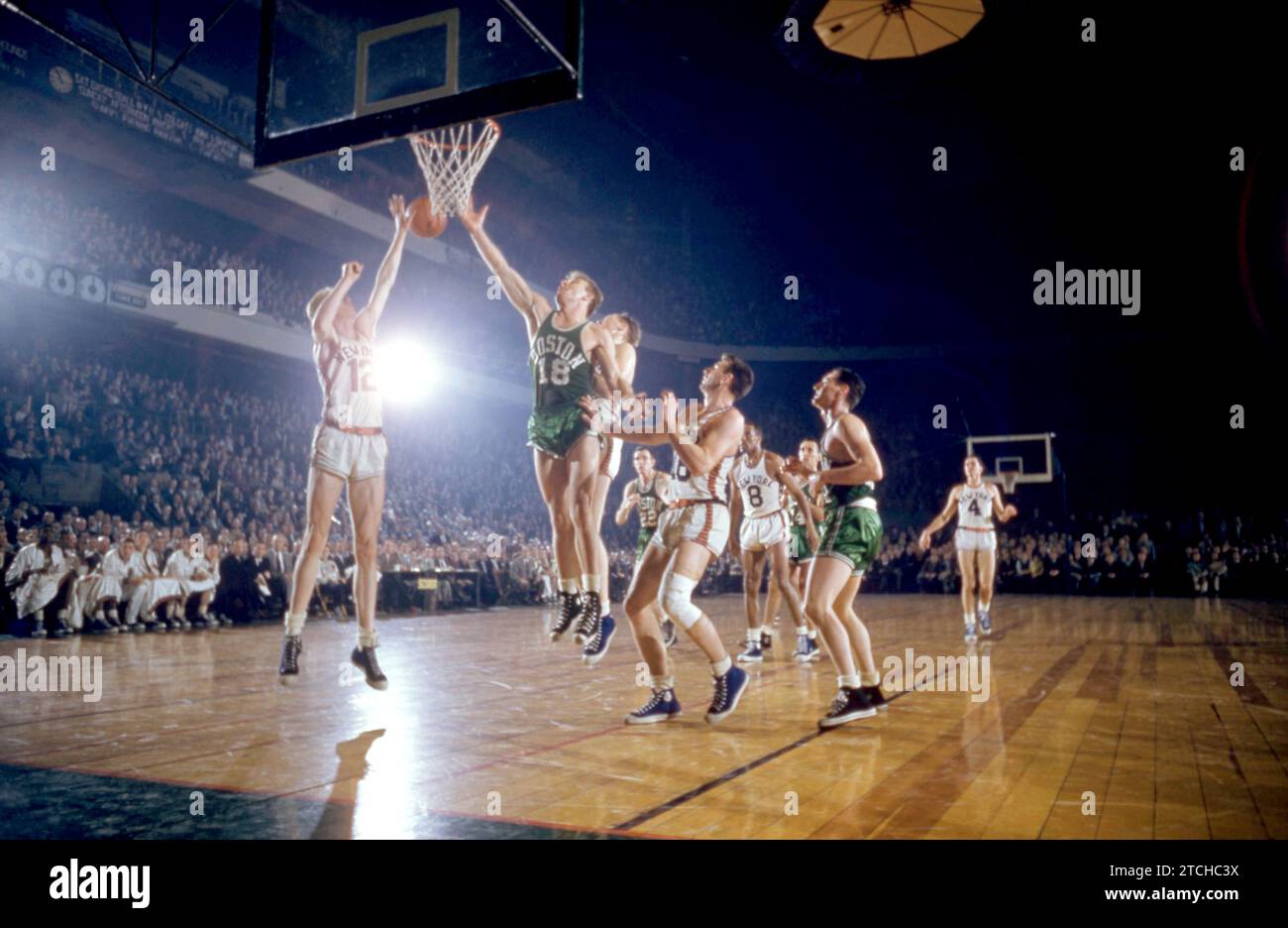 NEW YORK, NY – 5. JANUAR: Jim Loscutoff #18 der Boston Celtics kämpft ...