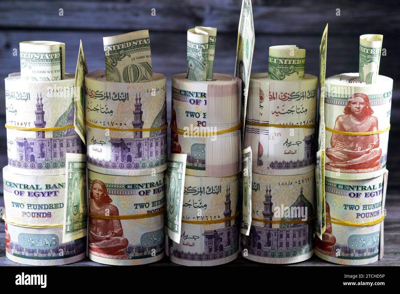 Stapel und Bündel von ägyptischem Geld Tausende von Pfund Geldscheine ...