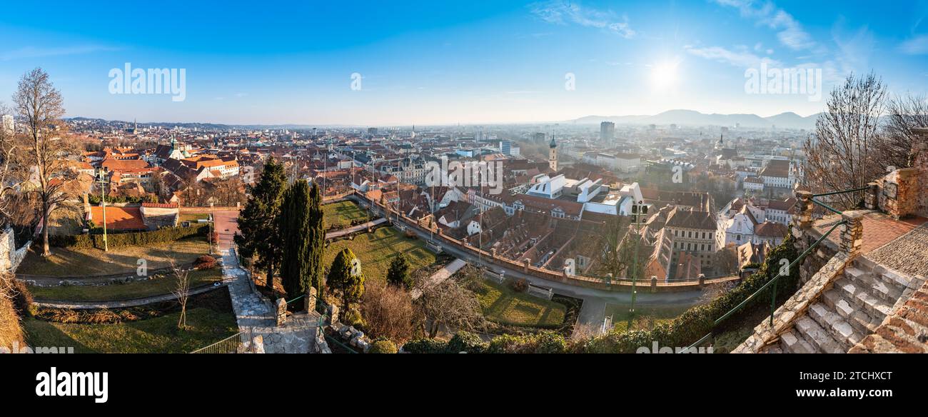Uhrturm graz sonne -Fotos und -Bildmaterial in hoher Auflösung – Alamy