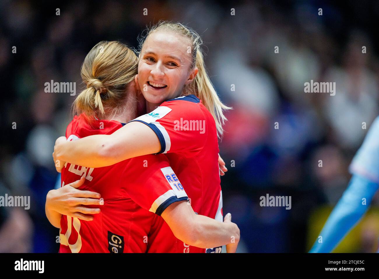 Trondheim 20231212.die Norwegerin Henny Ella Reistad umarmt Stine ...