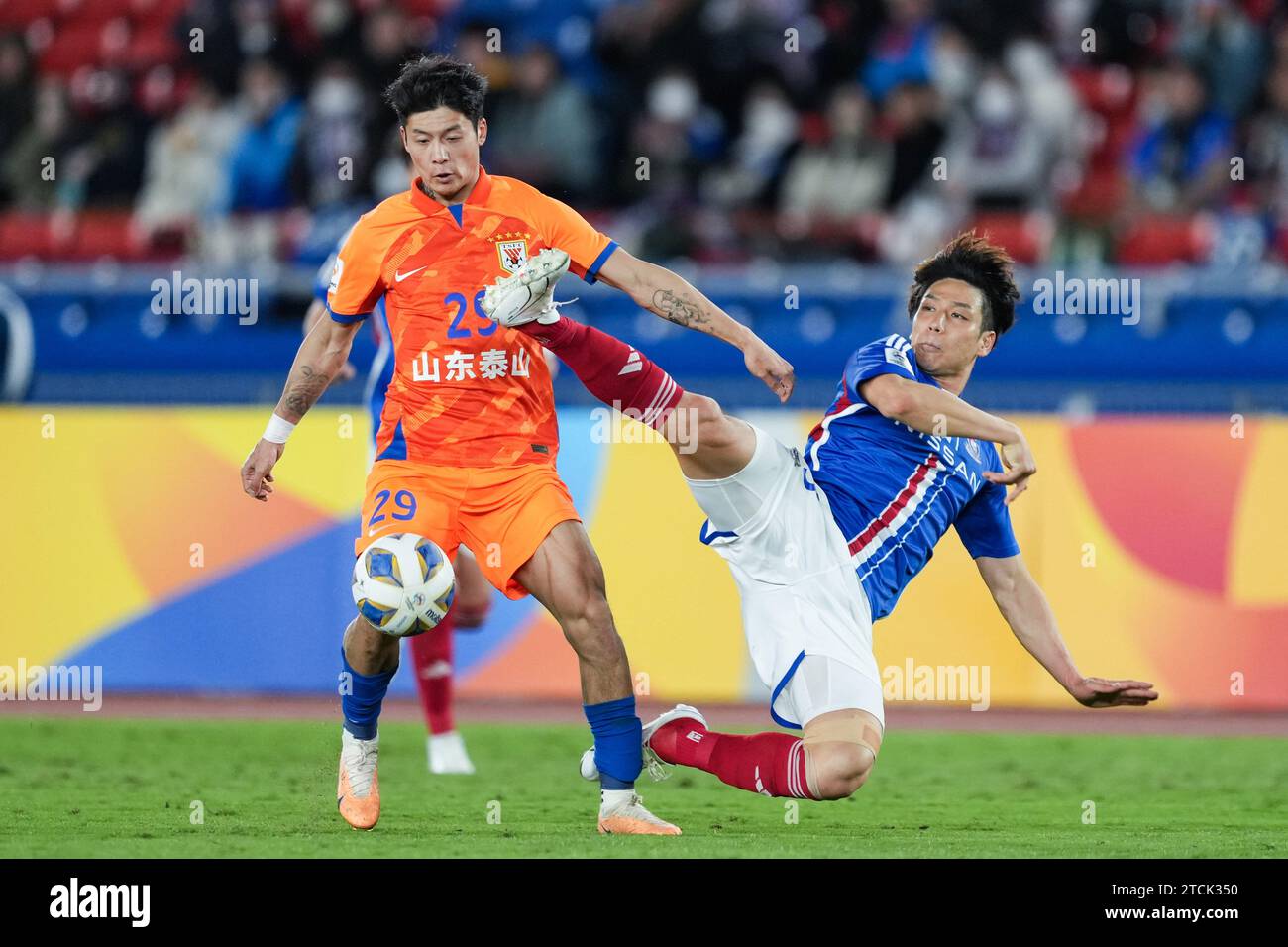 Tokohama, Japan. Dezember 2023. Chen Pu (L) von Shandong Taishan ...