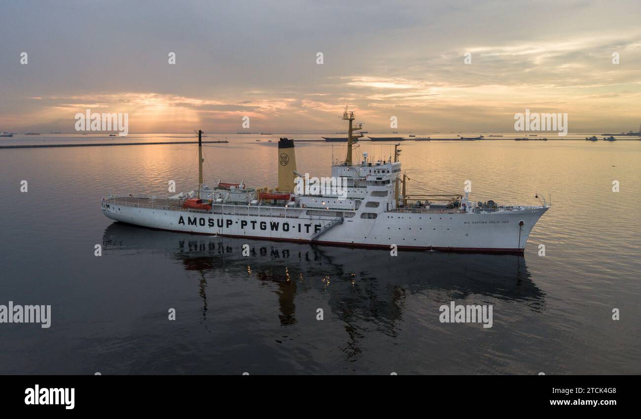 Manila, Philippinen. Dezember 2023: MV Kapitan Felix Oca in Manila Bay ...