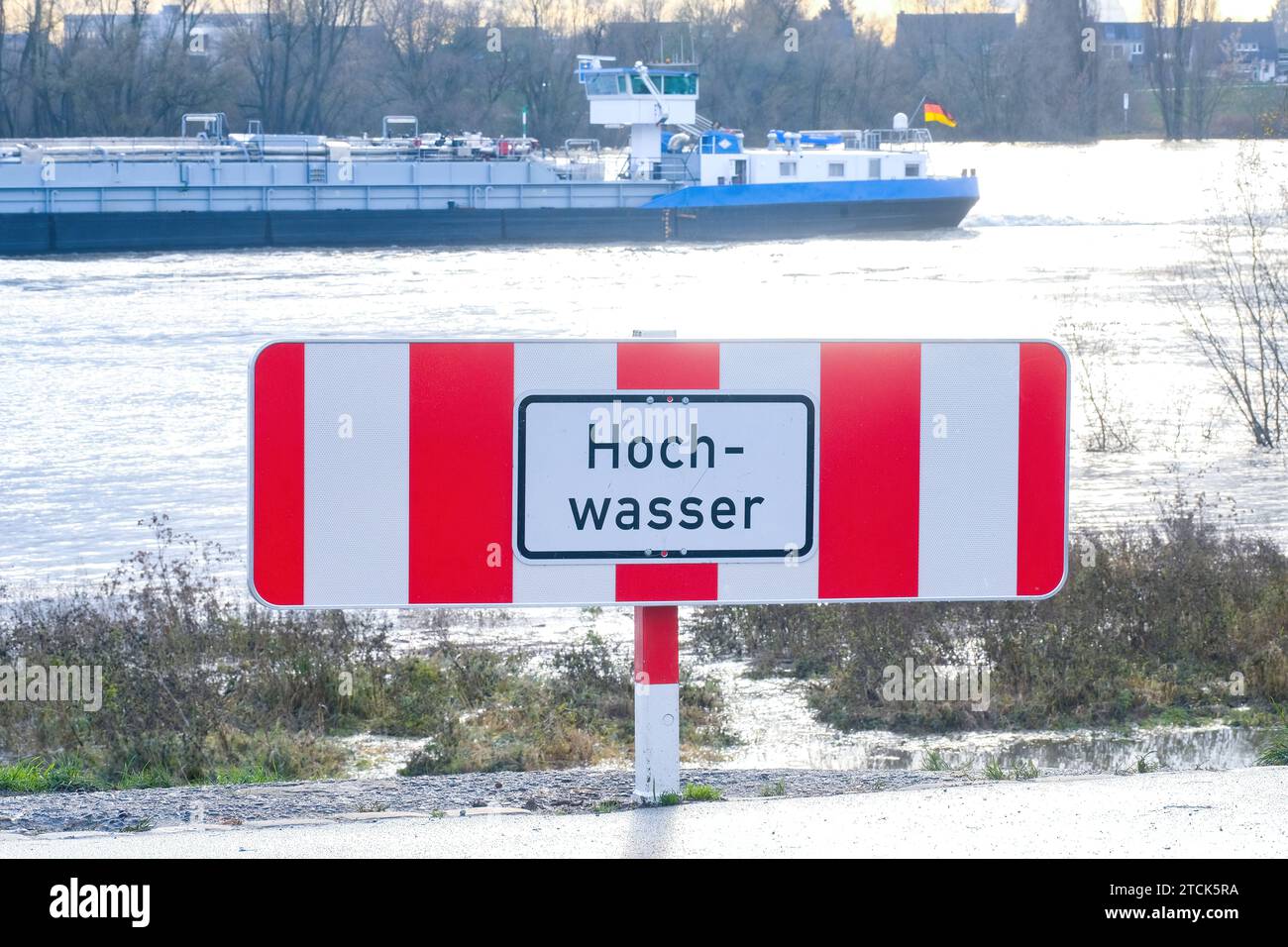 Düsseldorf 13.12.2023 Hochwasser Gewässer Rhein bei Volmerswerth ...