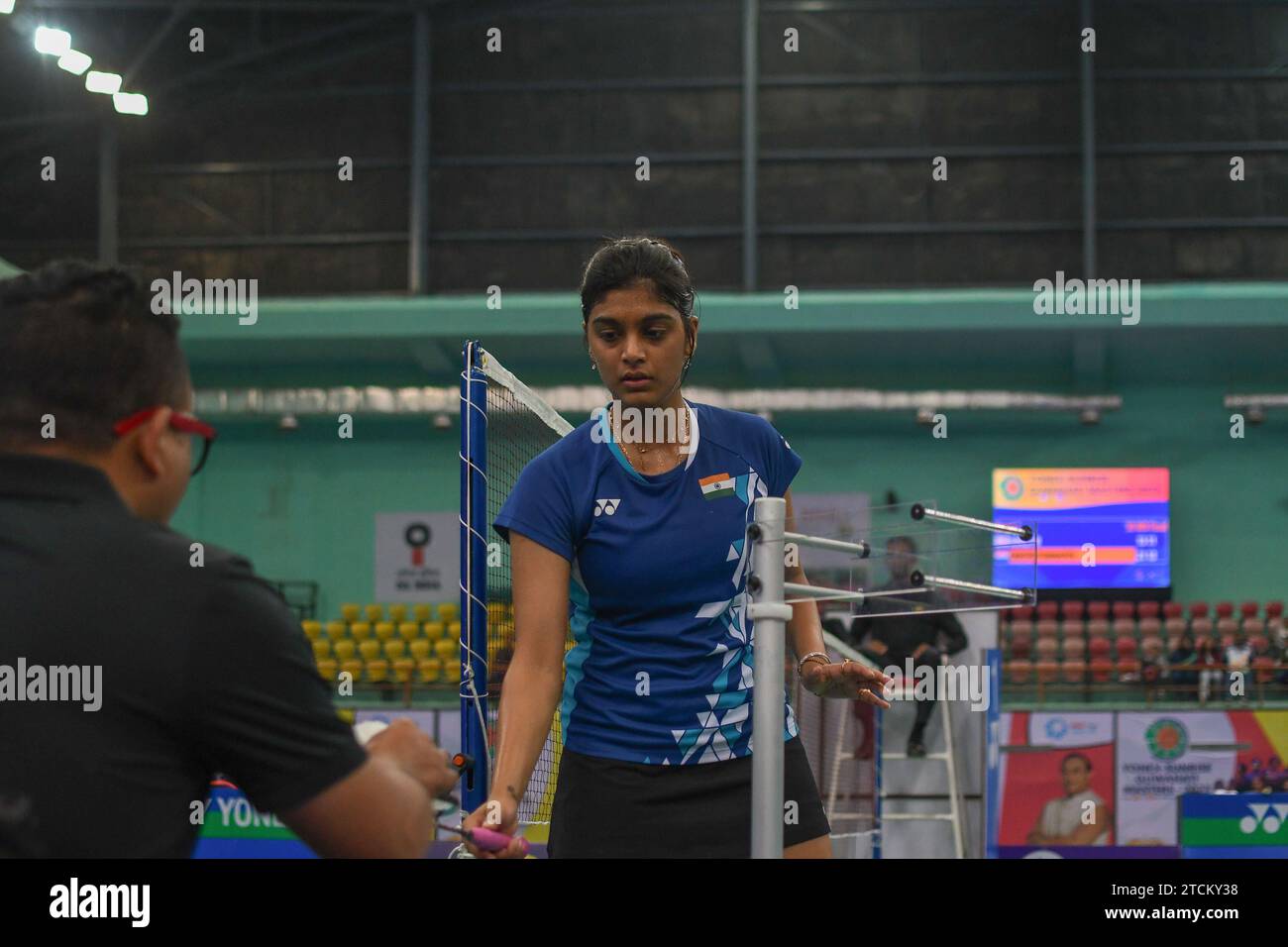 Tanisha Crasto aus Indien wechselt den Shuttlecock gegen Sung Shuo Yun ...