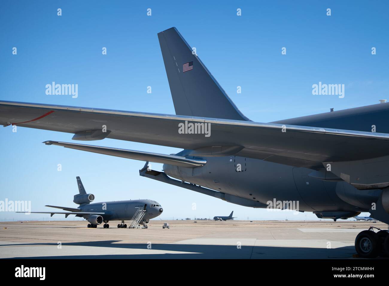 Die sechste KC-46A Pegasus, Mitte des 60th Air Mobility Wing, landet am ...