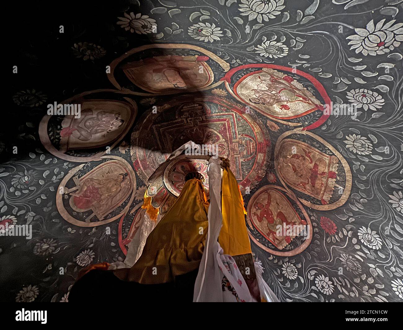 Ein Gemälde eines Mahasiddhas, das über den 6 Meter hohen Chorten aus ...