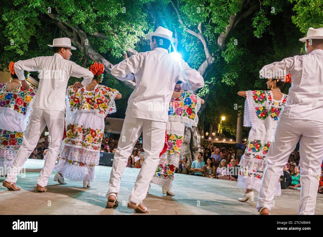 Ternos traditionelle folkloristische kleider -Fotos und -Bildmaterial ...