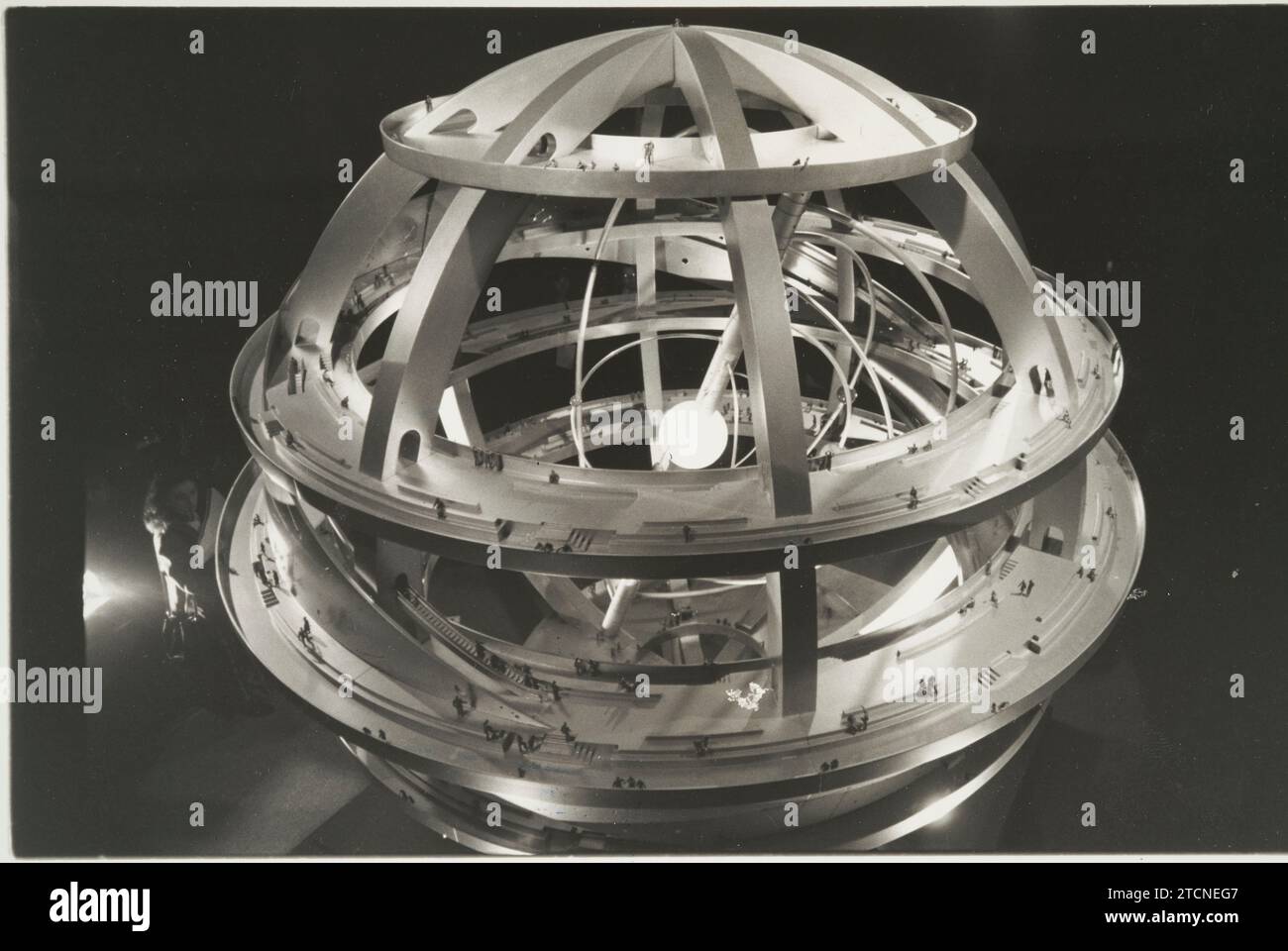 Madrid, 14.02.1990. Präsentiert die Armillary Sphere, die zum Gedenken ...