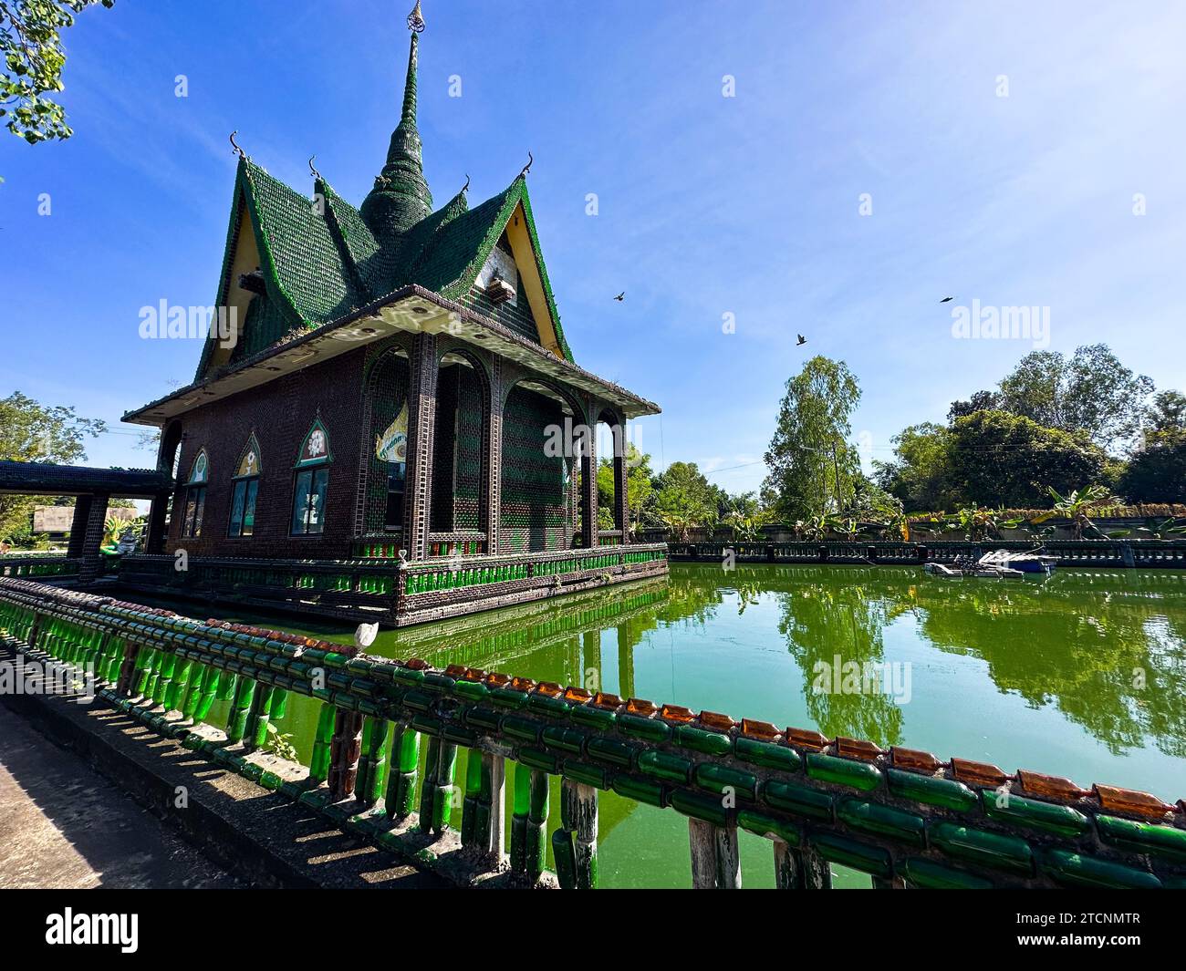 Wat Pa Maha Chedi Kaew oder Wat Lan Khuad Beer Temple oder Million ...