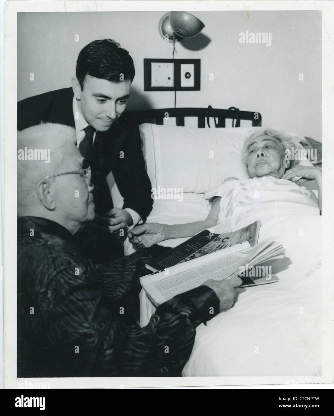 Kawit (Cavite, Philippinen), 1962. Luis María Ansón überreicht General ...