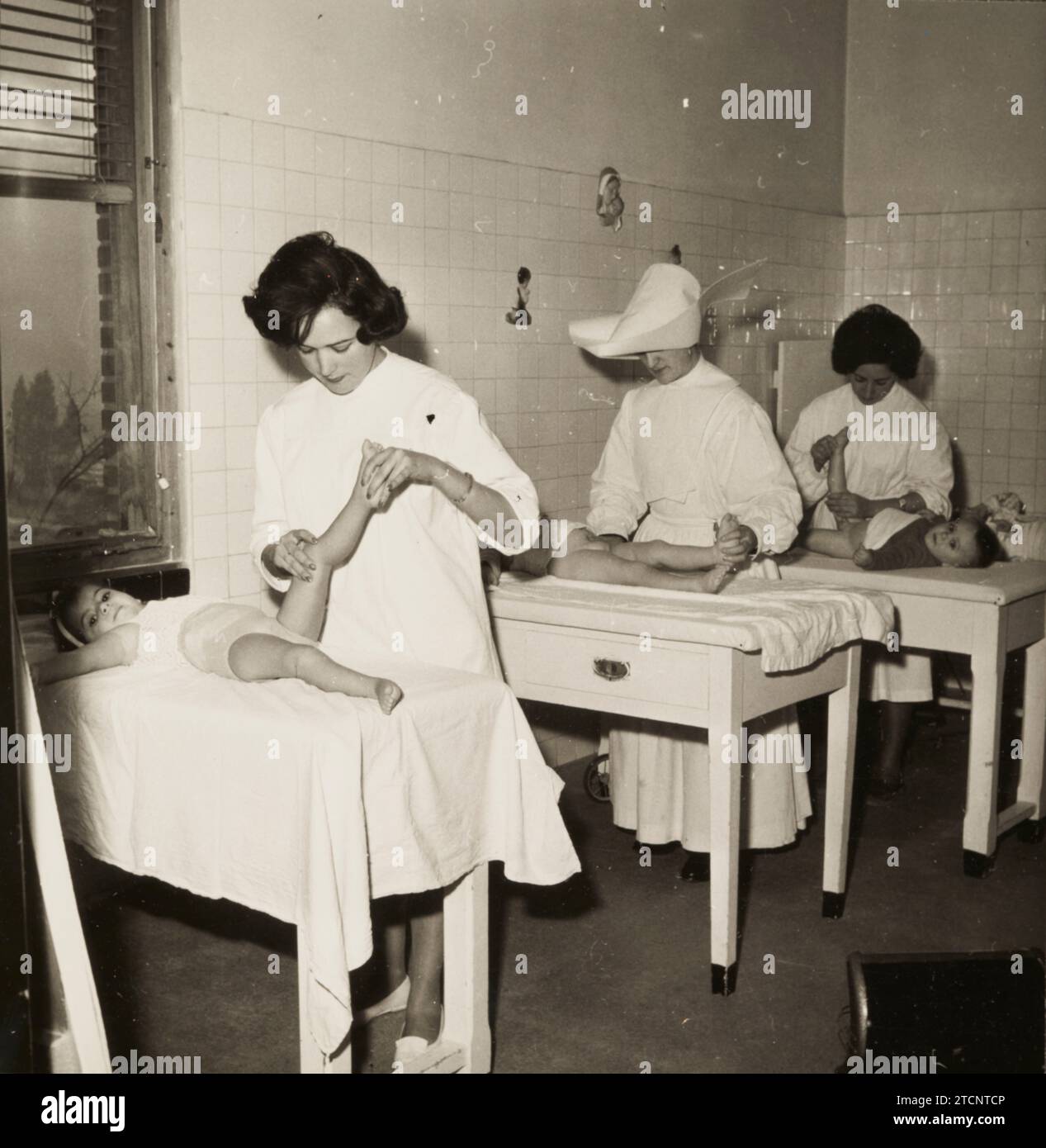 Madrid, 1963. Kinder, die an Poliomyelitis erkrankt sind. Anti-Polio ...