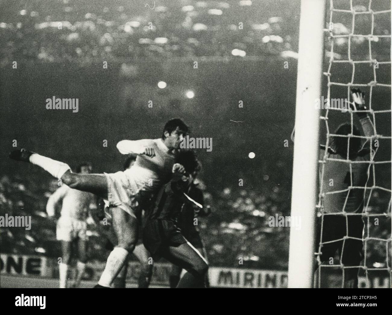 Madrid, 8. April 1981.- Santillana trifft im Europapokal-Spiel zwischen ...