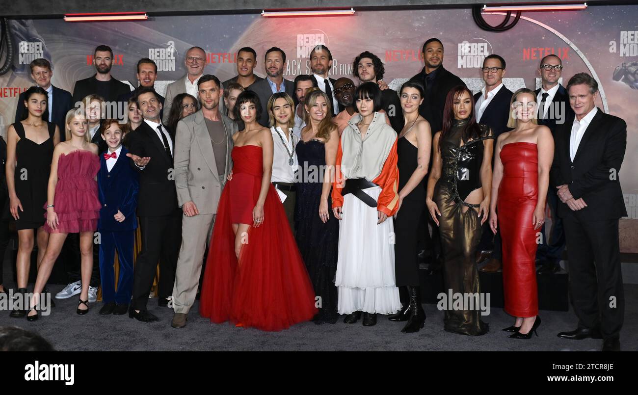 LOS ANGELES, USA. Dezember 2023: Greg Kriek, Shay Hatten, Lila Barad ...