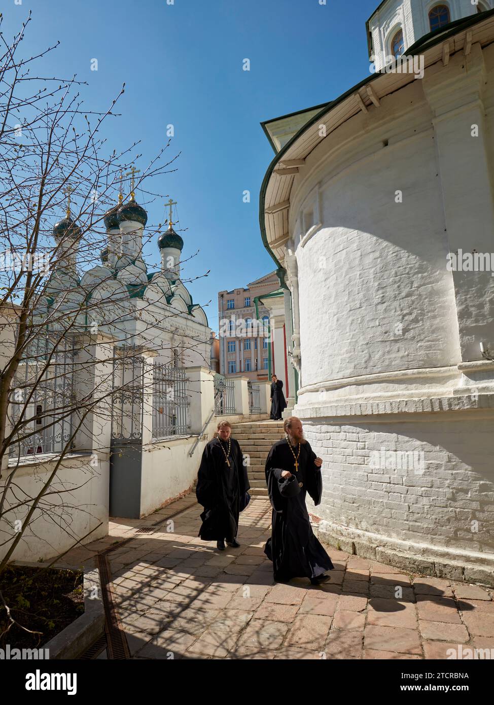 Russisch-orthodoxe Priester spazieren im Innenhof der Kirche der Enthauptung Johannes des ...