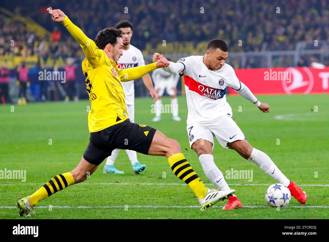 DORTMUND, DEUTSCHLAND - 13. DEZEMBER: Mats Hummels (Borussia Dortmund) und Kylian Mbappe (Paris ...