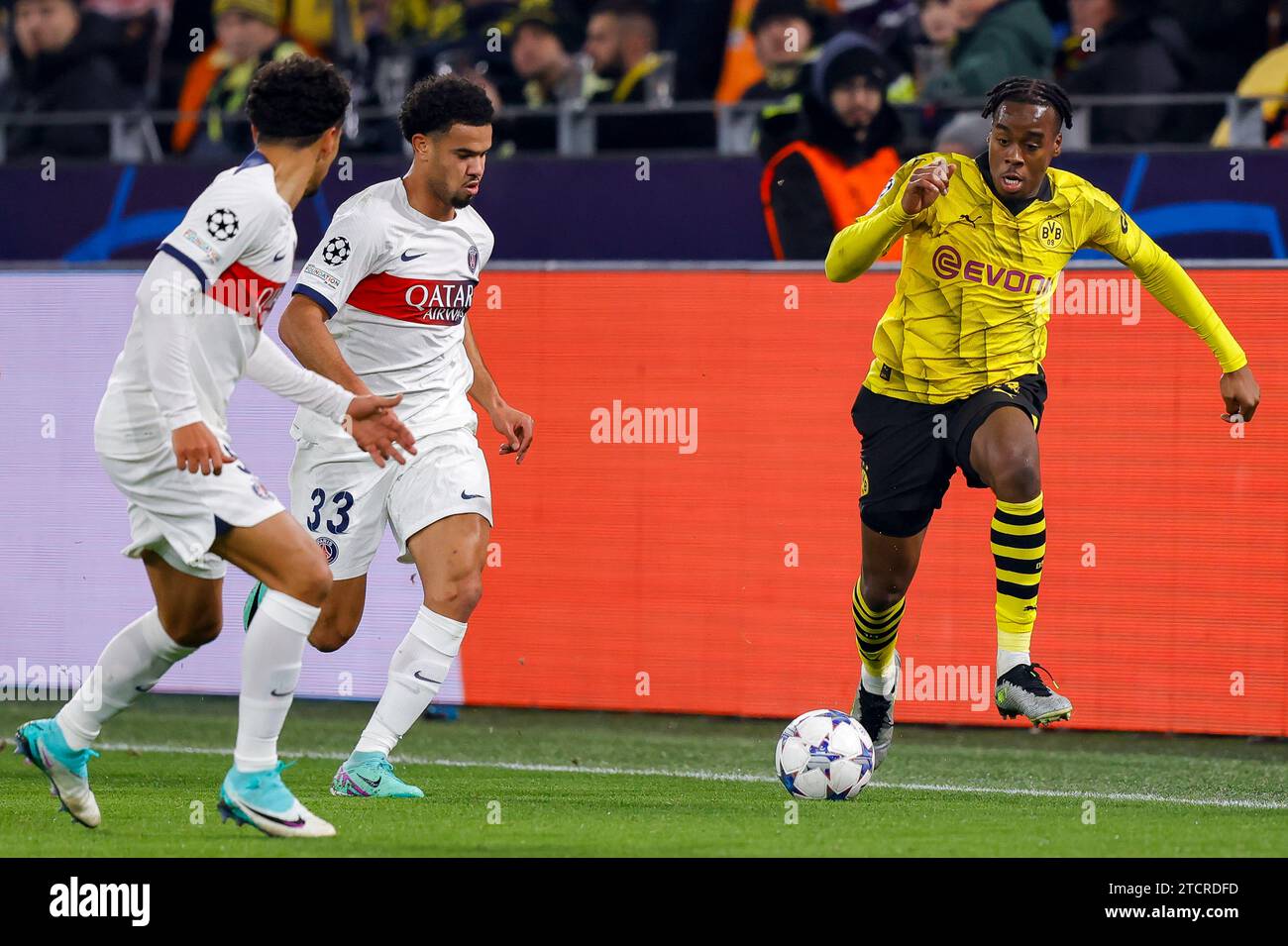 DORTMUND, DEUTSCHLAND - 13. DEZEMBER: Jamie Bynoe-Gittens (Borussia ...