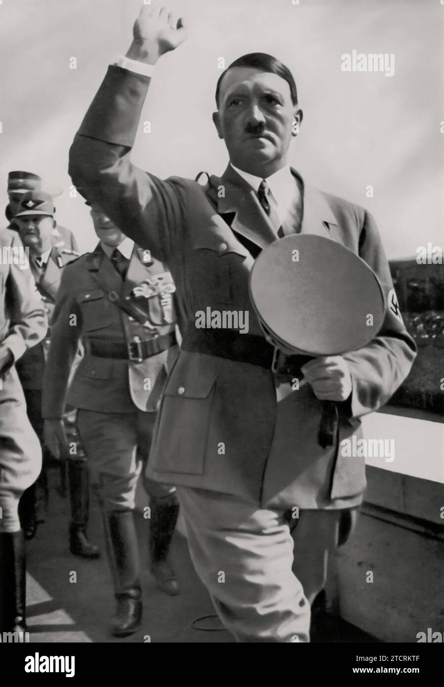 Beim Reichsparteitag 1935 in Nürnberg ist Adolf Hitler unter den ...