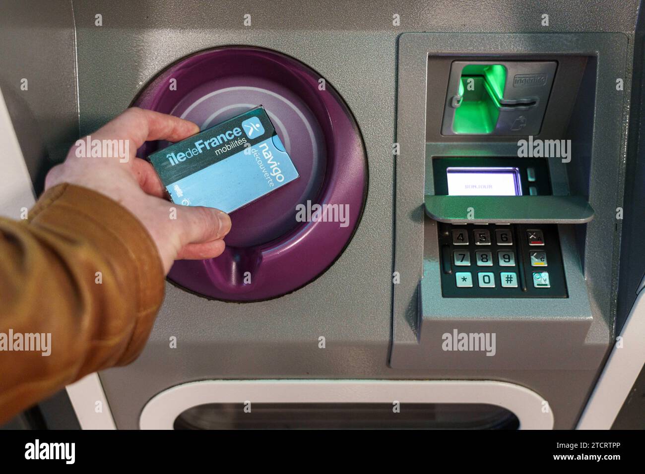 Paris, Frankreich. Dezember 2023. Abbildung eines Navigo-Passes vom ...