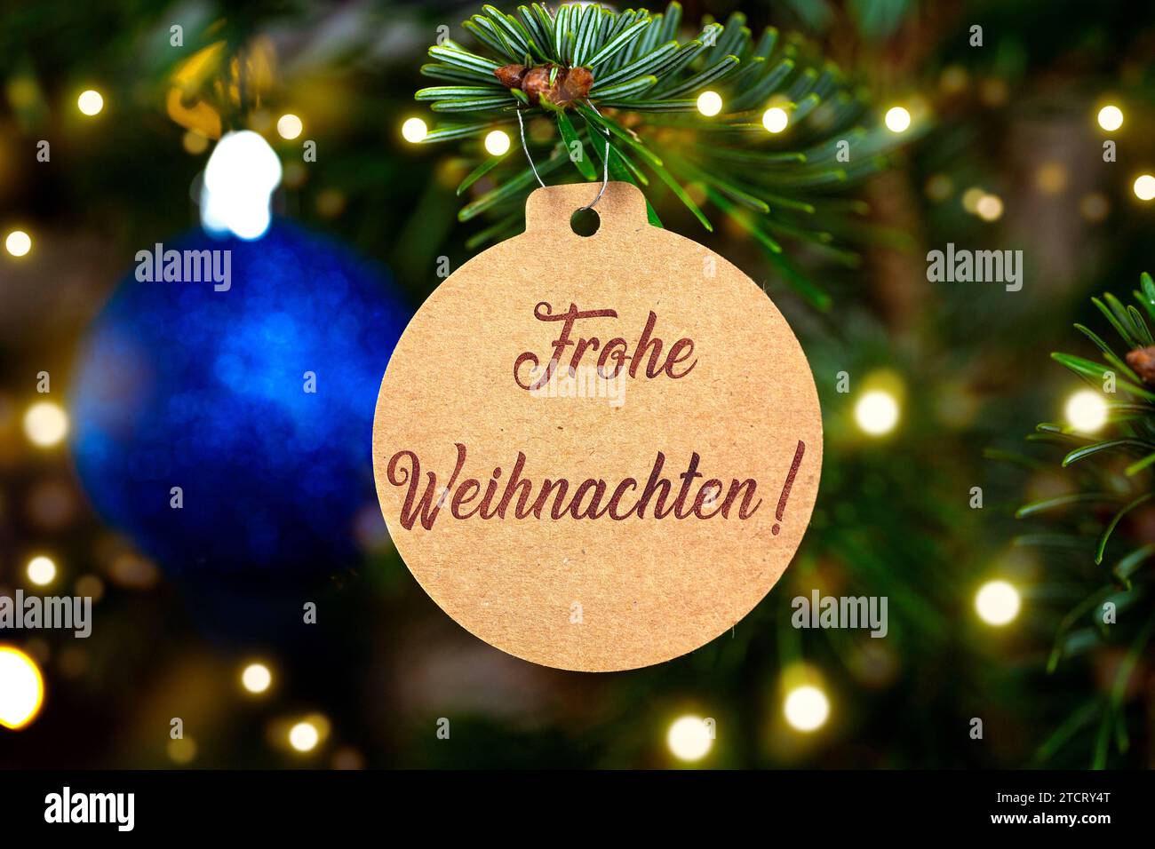 13. Dezember 2023: Frohe Weihnachten Gruß Schriftzug auf einer ...
