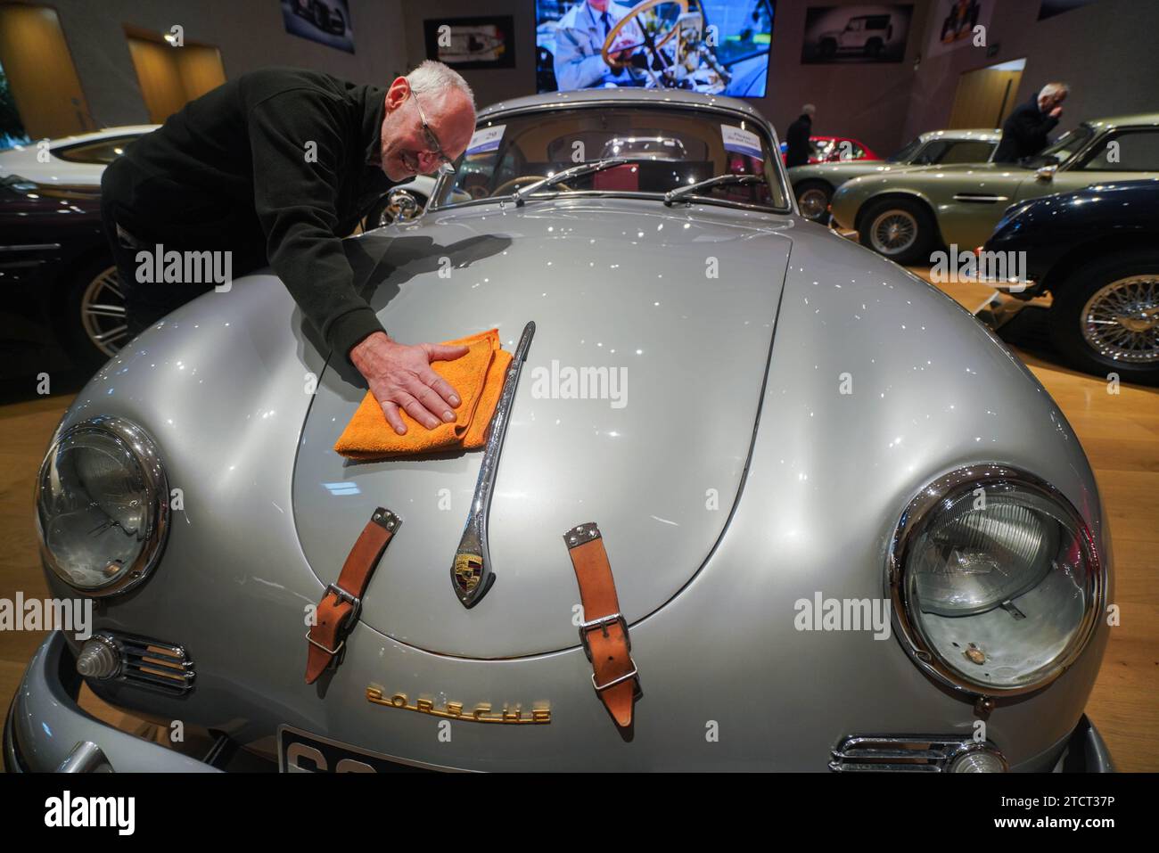 London Großbritannien. 14. Dezember 2023. Ein Bonhams-Techniker poliert ...