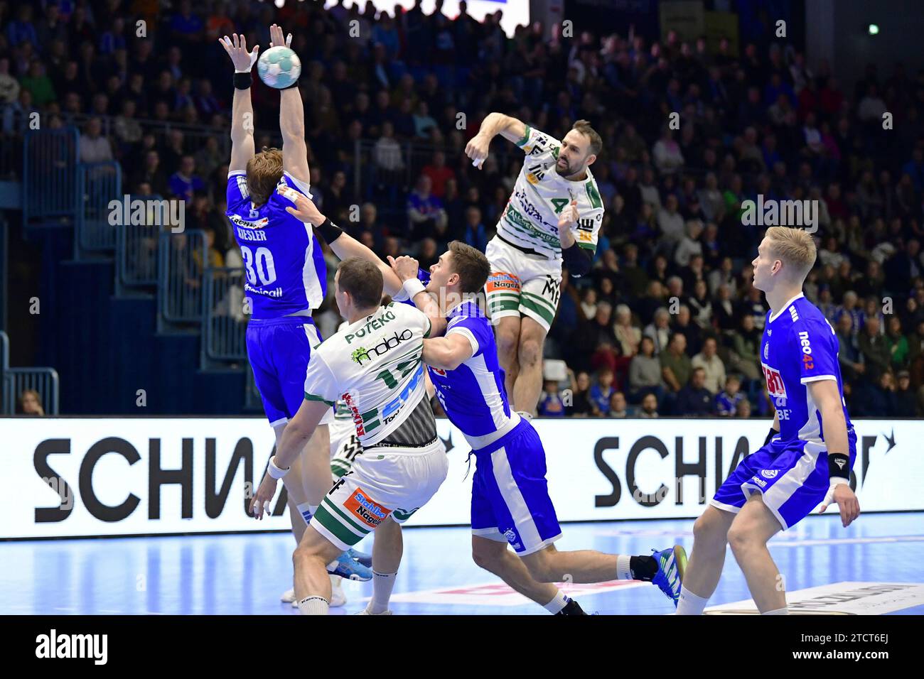 Tim Kneule (frisch auf Goeppingen 4) mit einem WUF aus dem Rueckraum ...