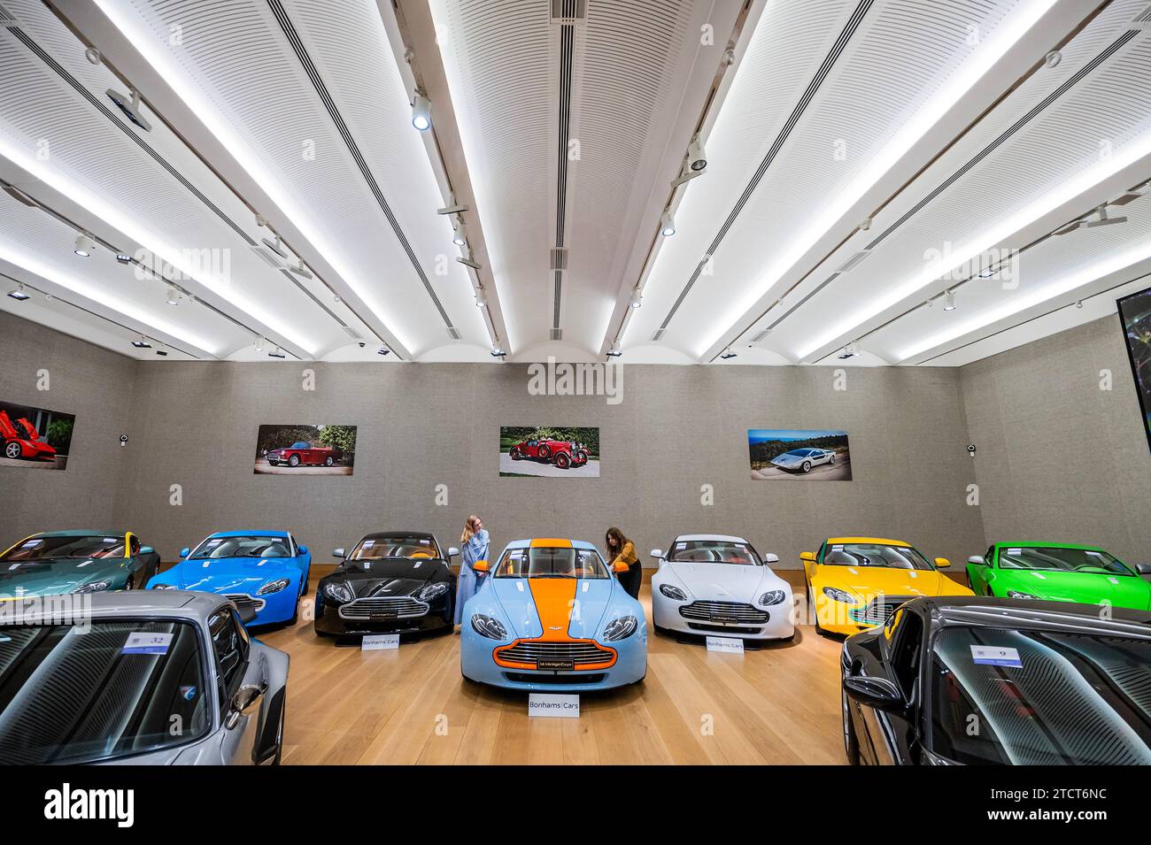 London, Großbritannien. Dezember 2023. Ein Raum voller zeitgenössischer ...