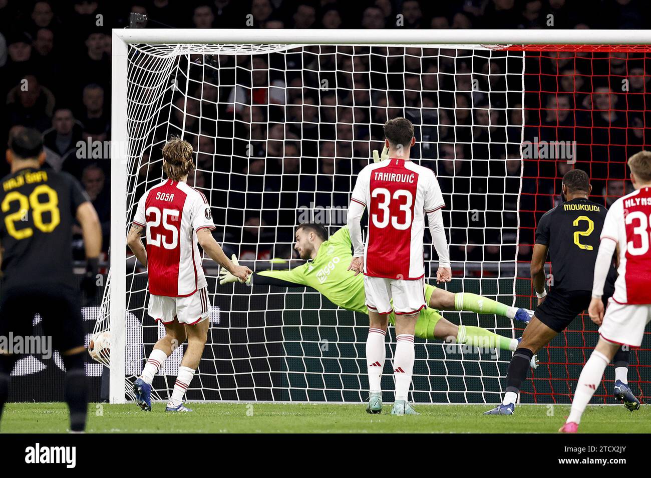 AMSTERDAM - (l-r) Ehsan Hajsafi von AEK Athen, Borna Sosa von Ajax ...