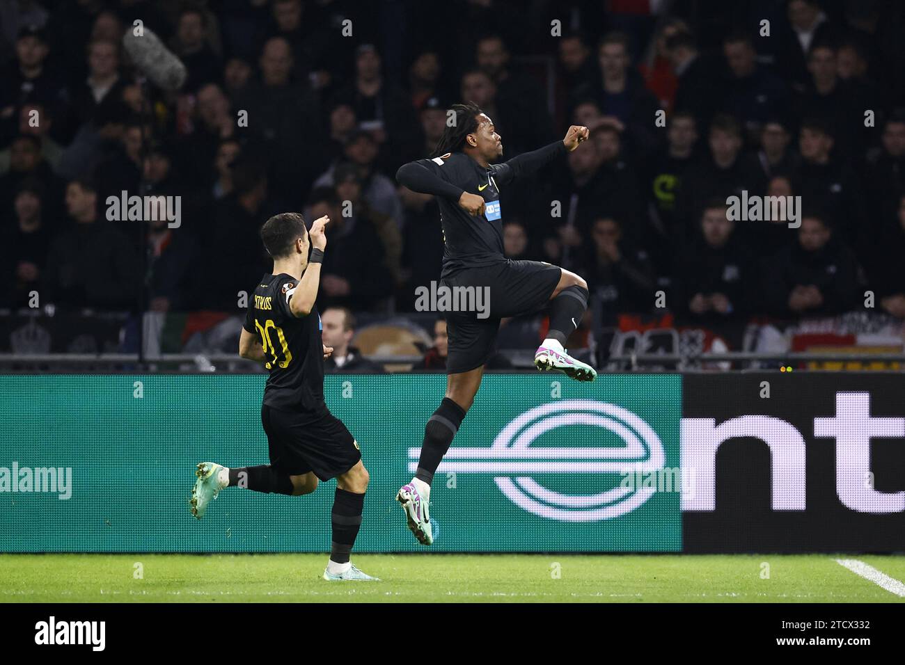 AMSTERDAM - (l-r) Petros Mantalos vom AEK Athen, Levi Garcia vom AEK ...