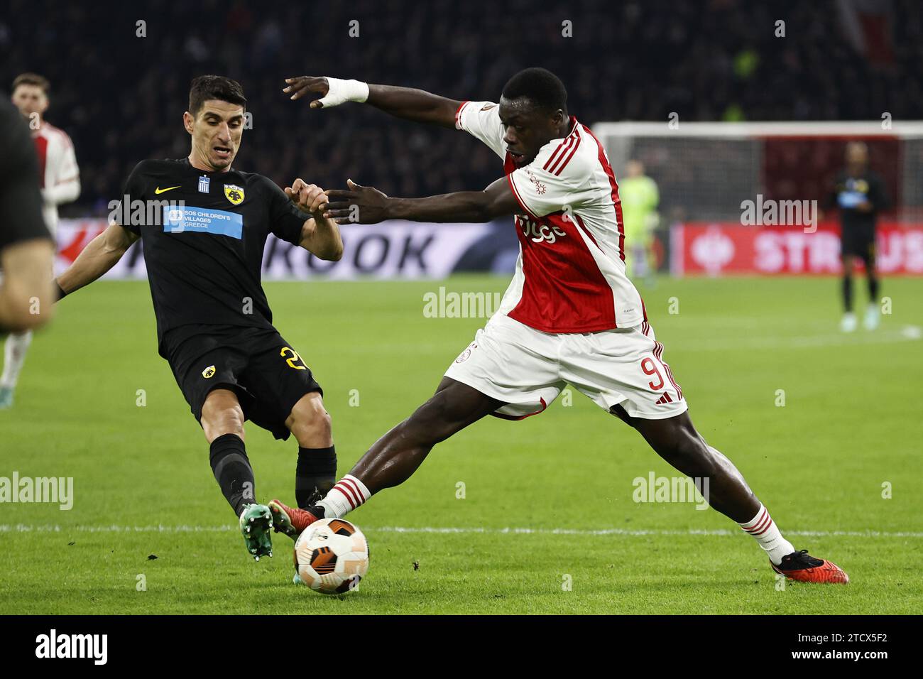 AMSTERDAM - (l-r) Petros Mantalos von AEK Athen, Brian Brobbey von Ajax ...