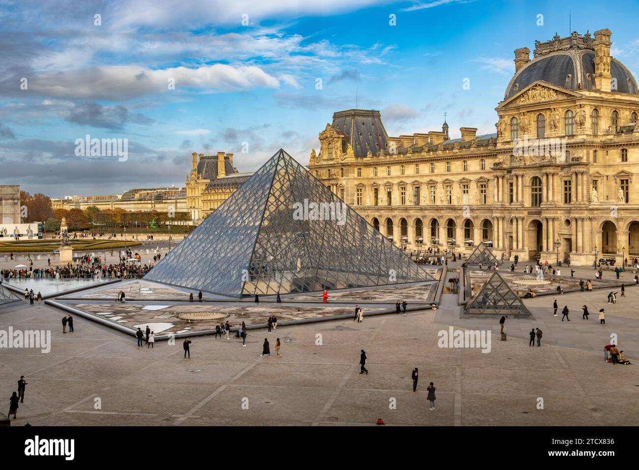 Die Louvre-Pyramide ist eine große Struktur aus Glas und Metall und ...