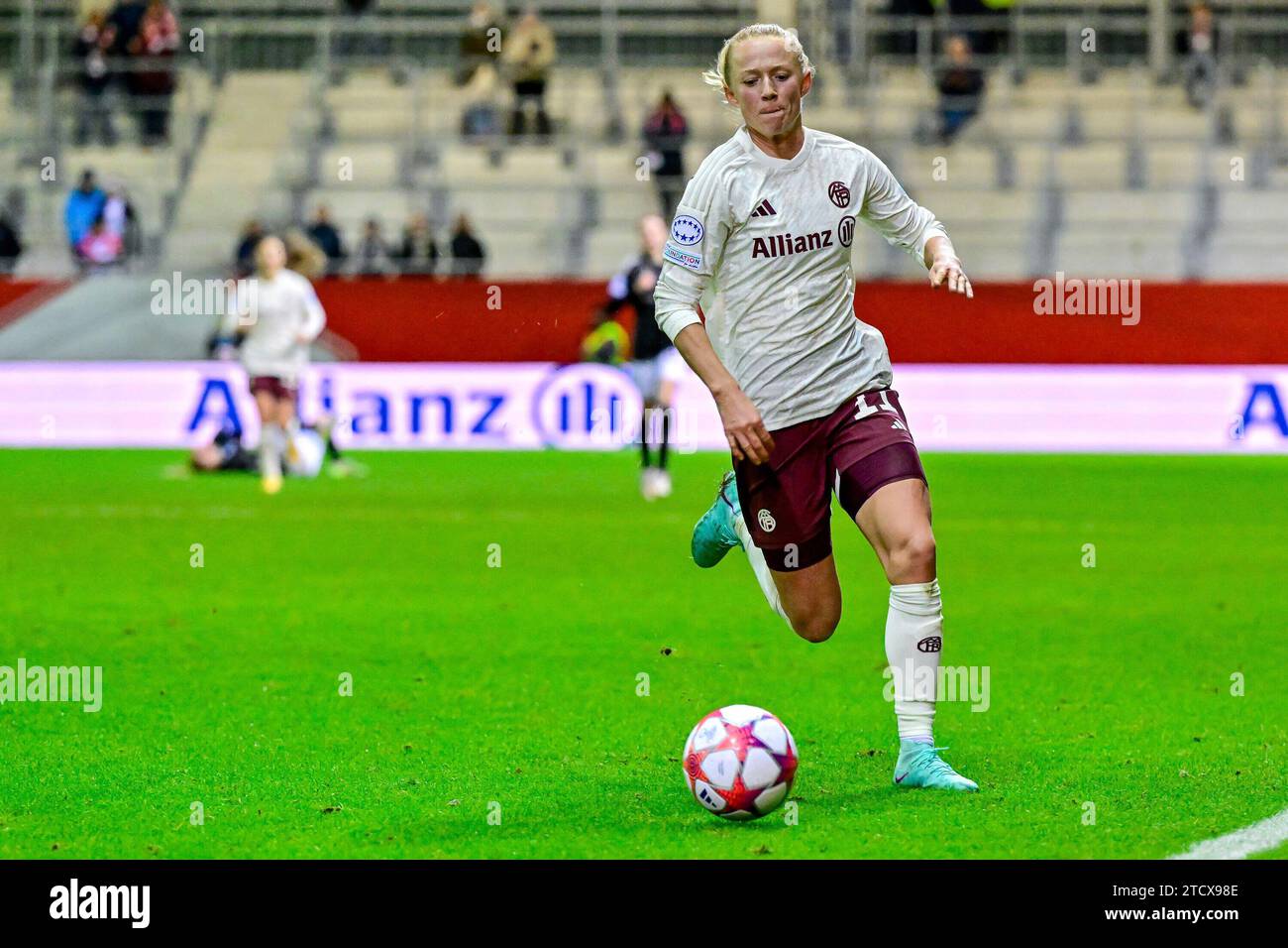 Lea schuller vom fc bayern -Fotos und -Bildmaterial in hoher Auflösung ...