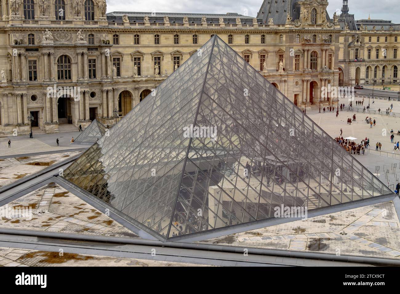 Die Louvre-Pyramide ist eine große Struktur aus Glas und Metall und ...