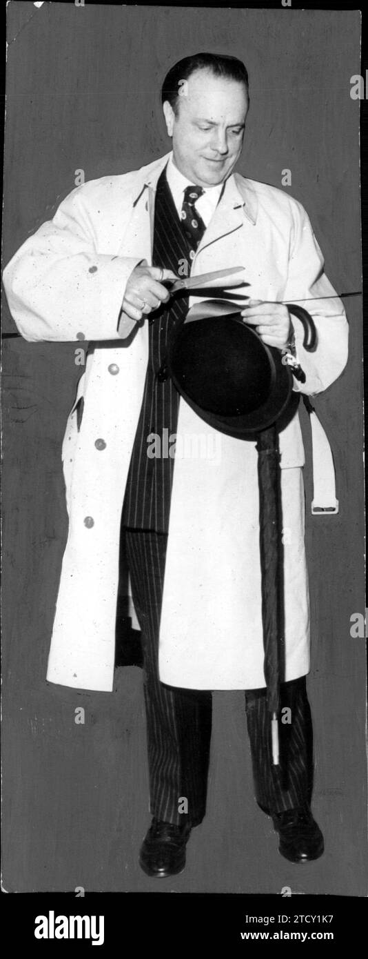 12/31/1974. Ein Bild von Don Manuel Fraga Iribarne mit seinem Bowler ...