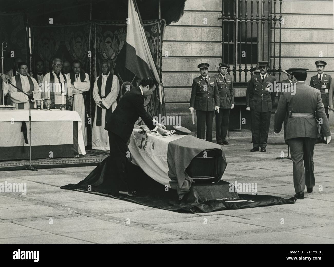 Madrid, 11.05.1982. Der Verteidigungsminister Alberto Oliart legt auf ...