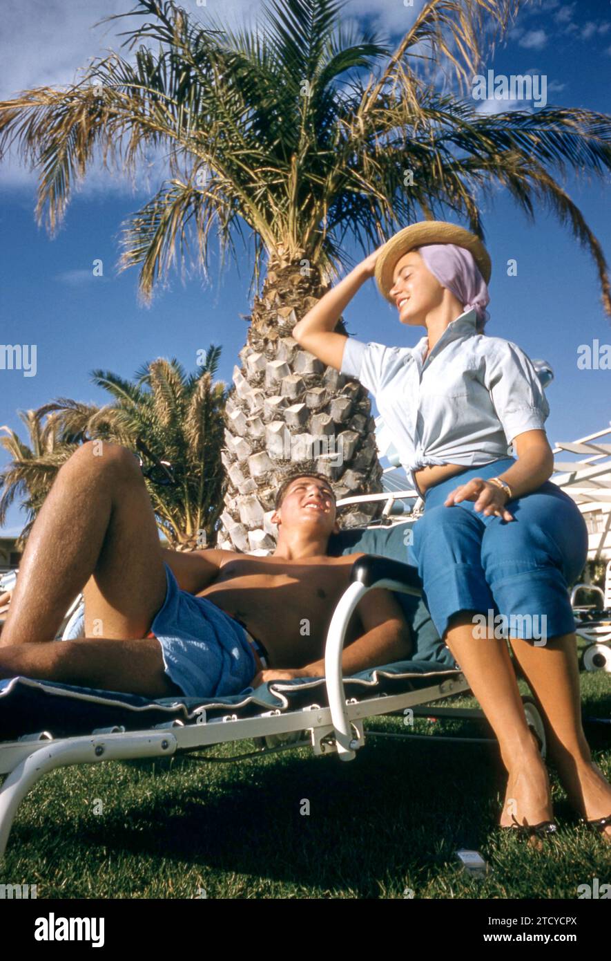 LAS VEGAS, NV - 1958: Schauspielerin und Model Kitty Dolan sitzt um ...