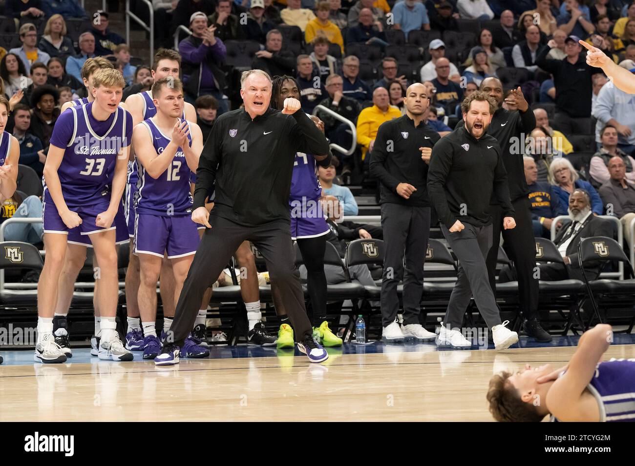 Dezember 2023: St. Thomas – Minnesota Tommies Cheftrainer Johnny Tauer ...