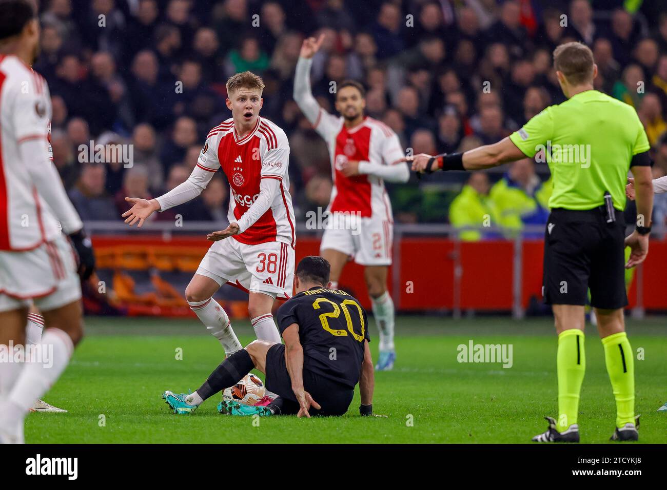 AMSTERDAM, NIEDERLANDE - 14. DEZEMBER: Kristian Hlynsson (Ajax) und ...