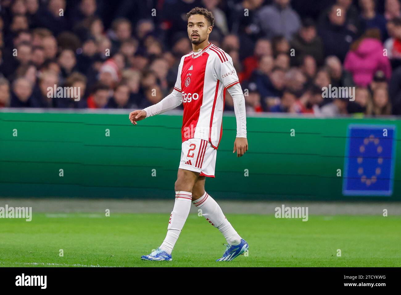 AMSTERDAM, NIEDERLANDE - 14. DEZEMBER: Devyne Rensch (Ajax) sieht beim ...