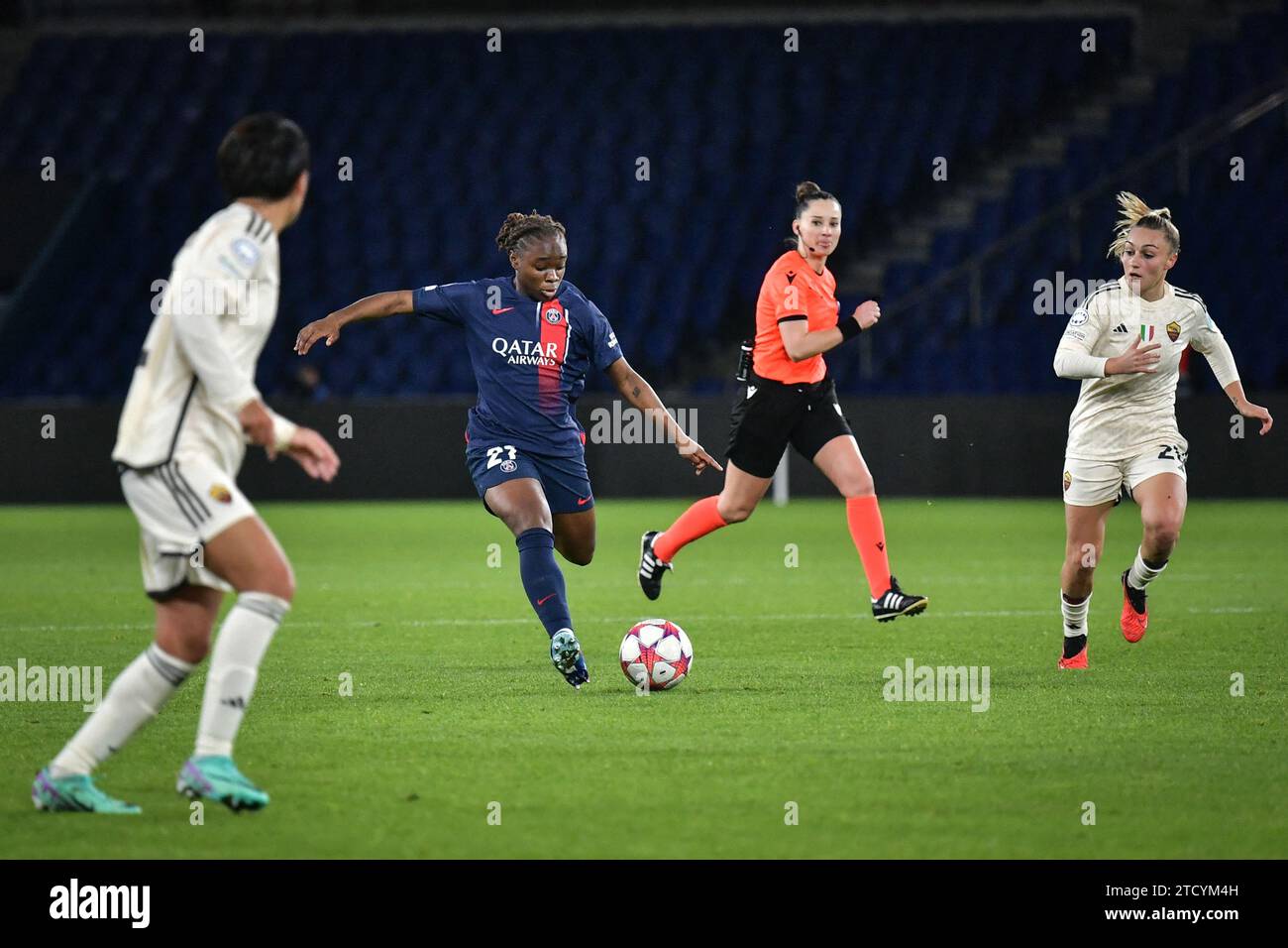 Paris Saint-Germain's Mittelfeldspieler Sandy Baltimore (C) tritt am 14 ...