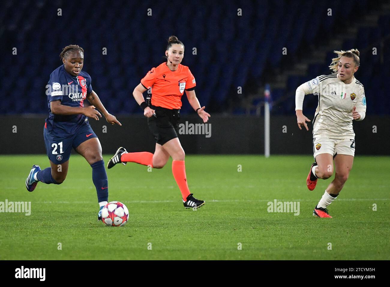 Paris Saint-Germain-Mittelfeldspielerin Sandy Baltimore (C) kämpft am ...